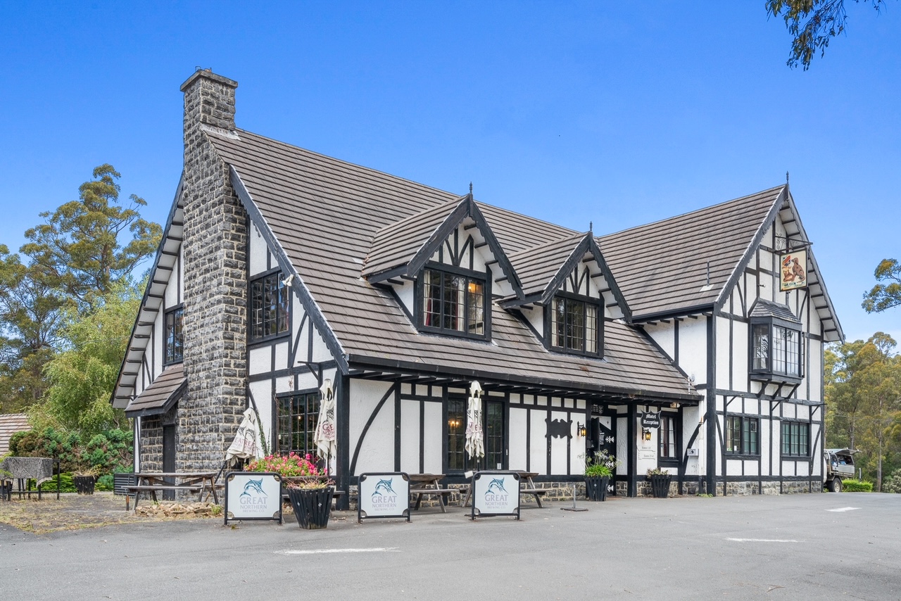 Landmark, waterfront "Fox and Hounds Historic Hotel" for sale by Elders | The Hotel Conversation
